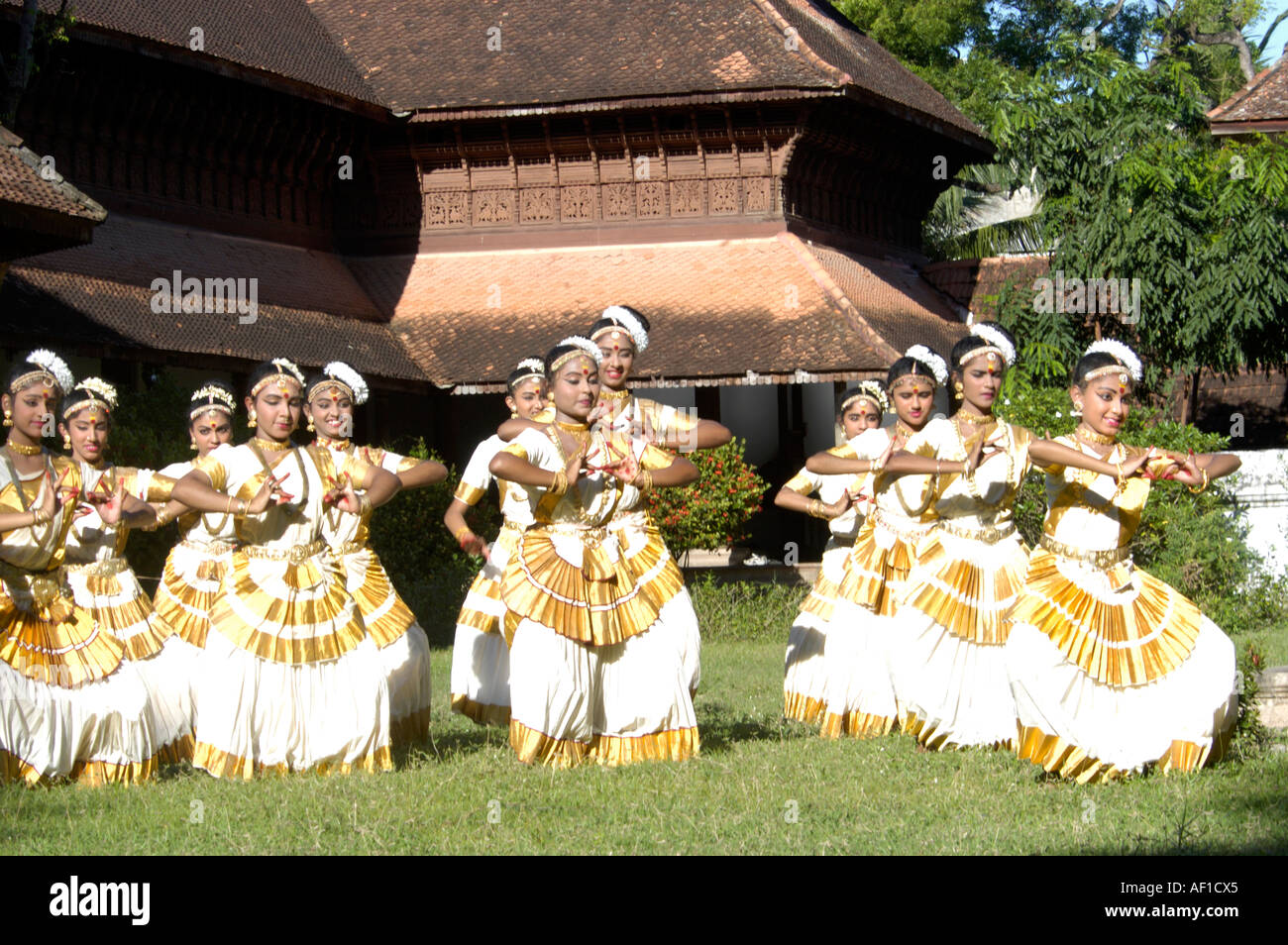 Kerala mohiniyattam dancers hi-res stock photography and images - Alamy