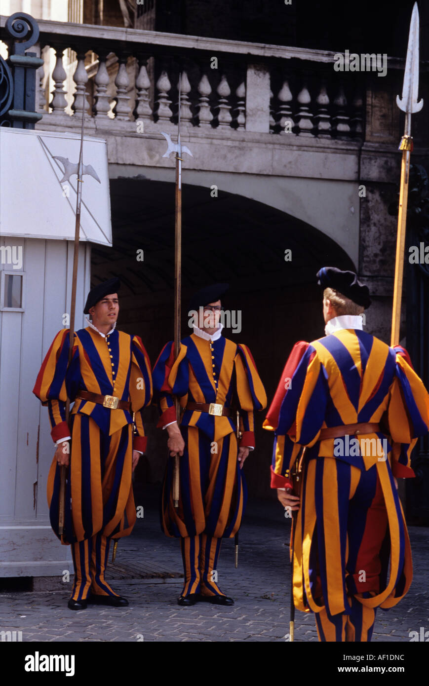 Swiss guard vatican hi-res stock photography and images - Alamy