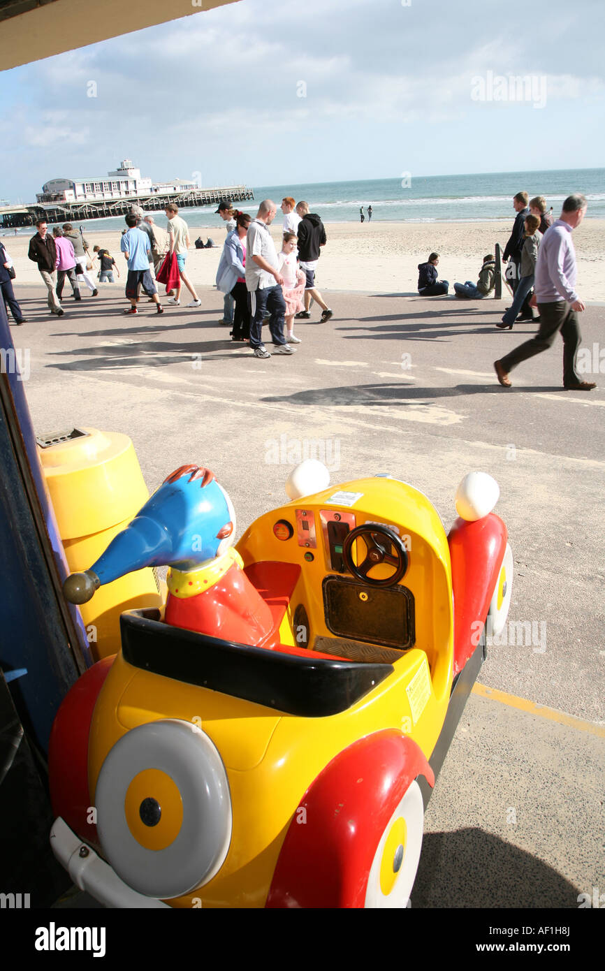 People walking along Bournemouth seafront Stock Photo - Alamy