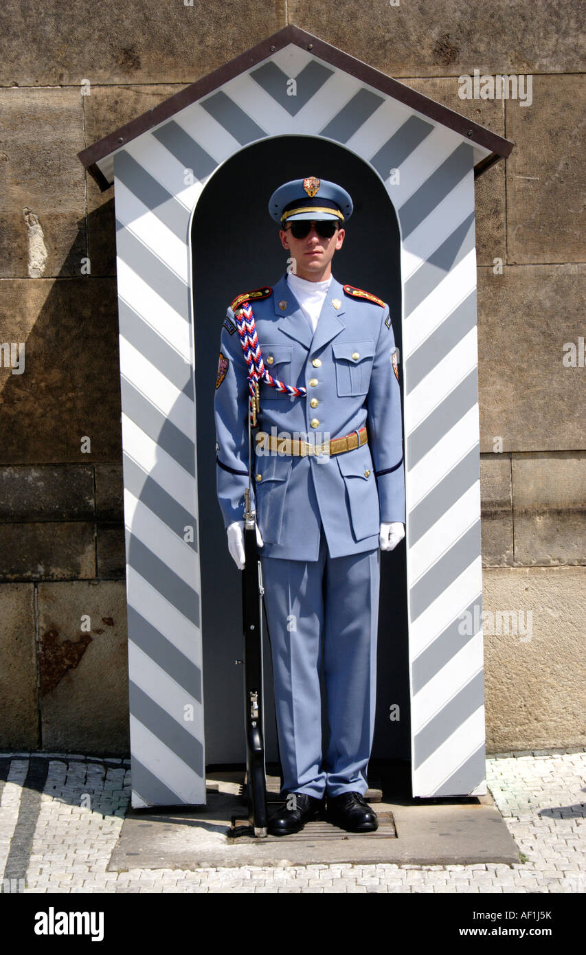 Guard at entrance to Prague Castle Stock Photo - Alamy