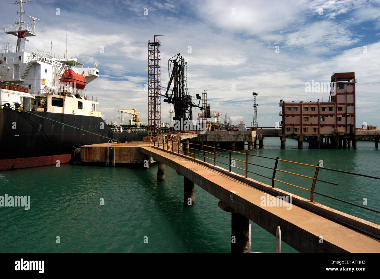 Oil tanker at berth hi-res stock photography and images - Alamy