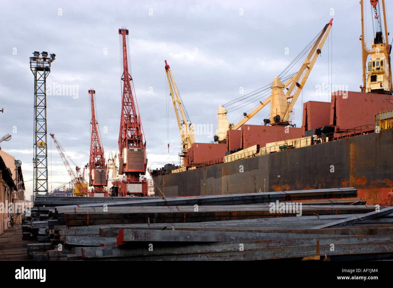 UNLOADING CARGO FROM SHIP CHENNAI PORT TAMIL NADU Stock Photo - Alamy