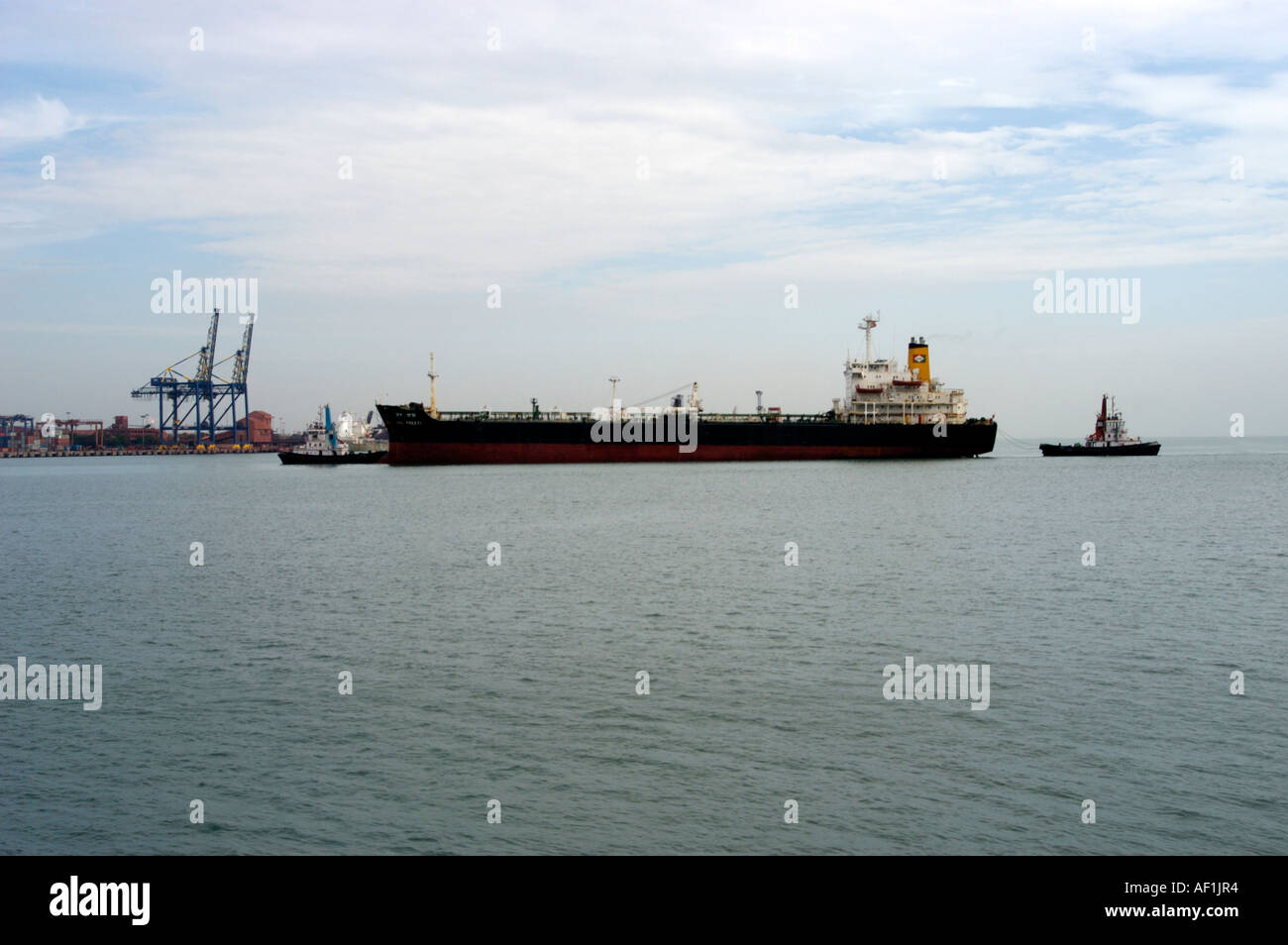 PILOT TUG BOAT LEADING CARGO VESSEL INTO CHENNAI PORT TAMIL NADU Stock ...