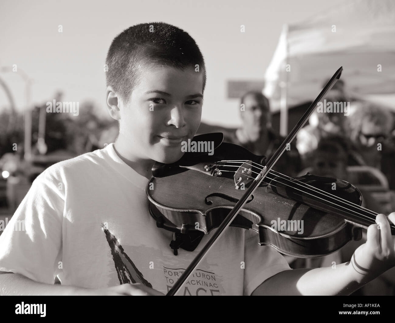 Playing violin street crowd hi-res stock photography and images - Alamy