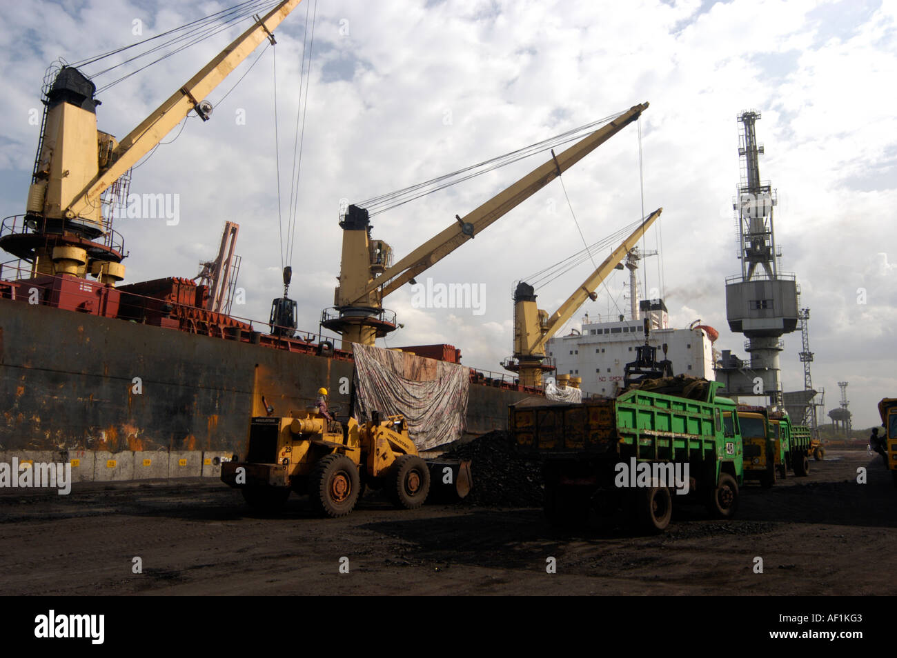CRANE OPERATIONS CHENNAI PORT Stock Photo - Alamy
