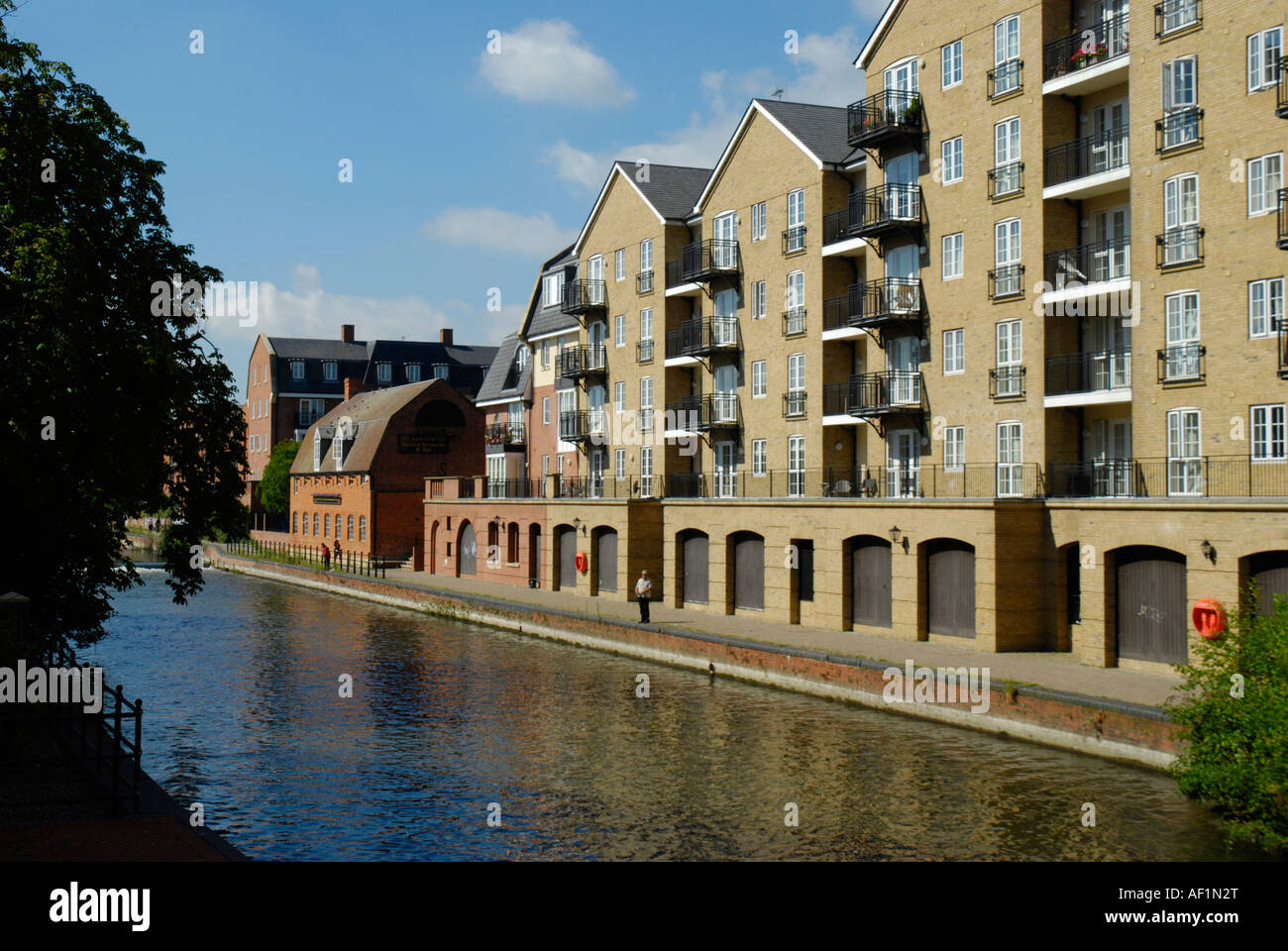 Modern housing development next to the Kennet and Avon Canal in Reading ...