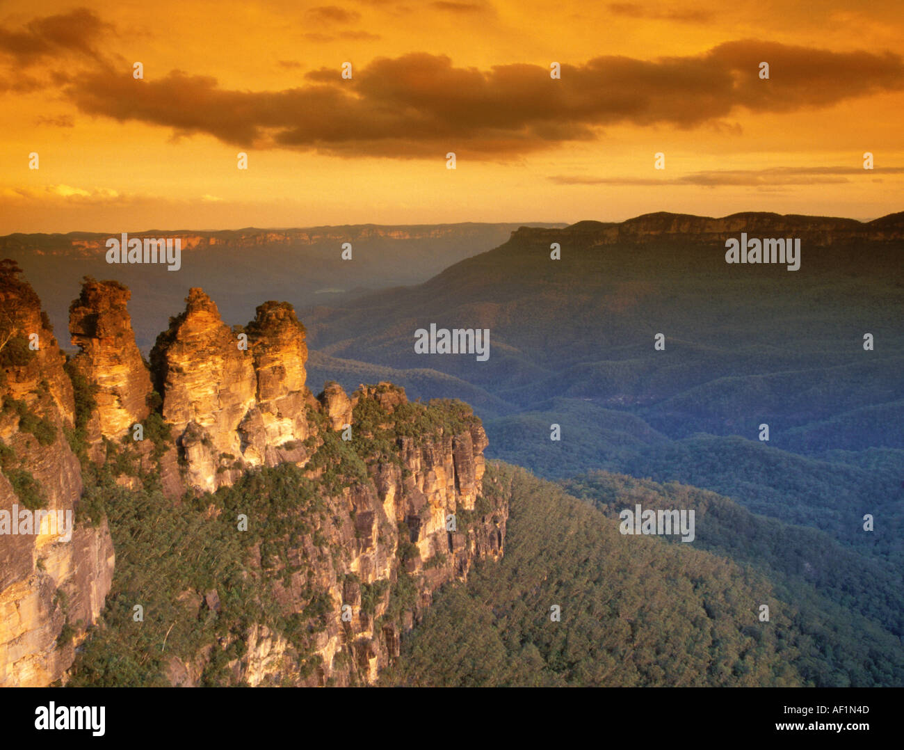Blue mountains three sisters sunset hi-res stock photography and images ...