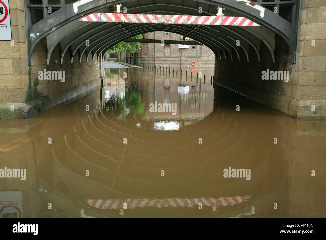 Flooding under Skeldergate Bridge over the River Ouse, York, Great ...