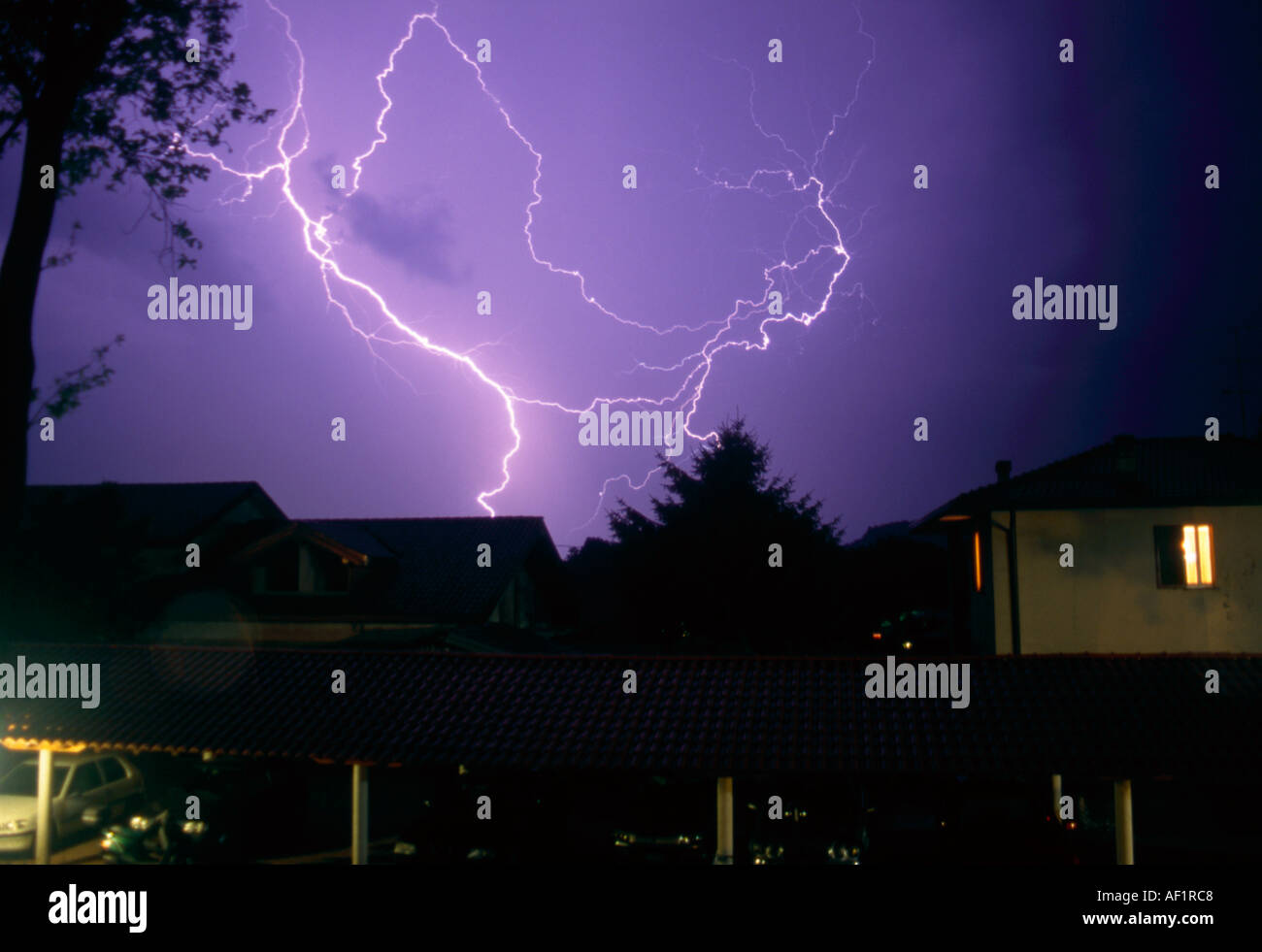 Horizontal lightning hi-res stock photography and images - Alamy
