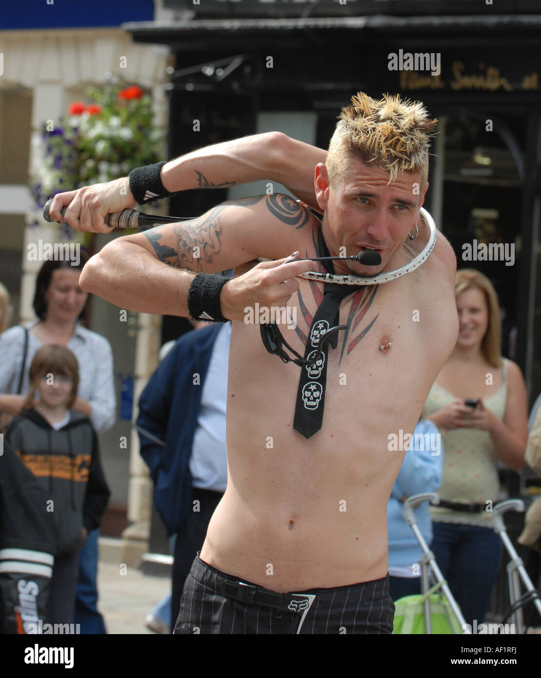 Contortion street act hi-res stock photography and images - Alamy