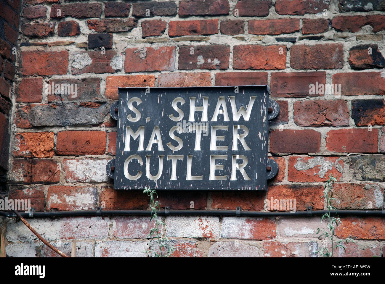 Stan Shaw, legendary Sheffield cutler, handcrafting a knife in his ...