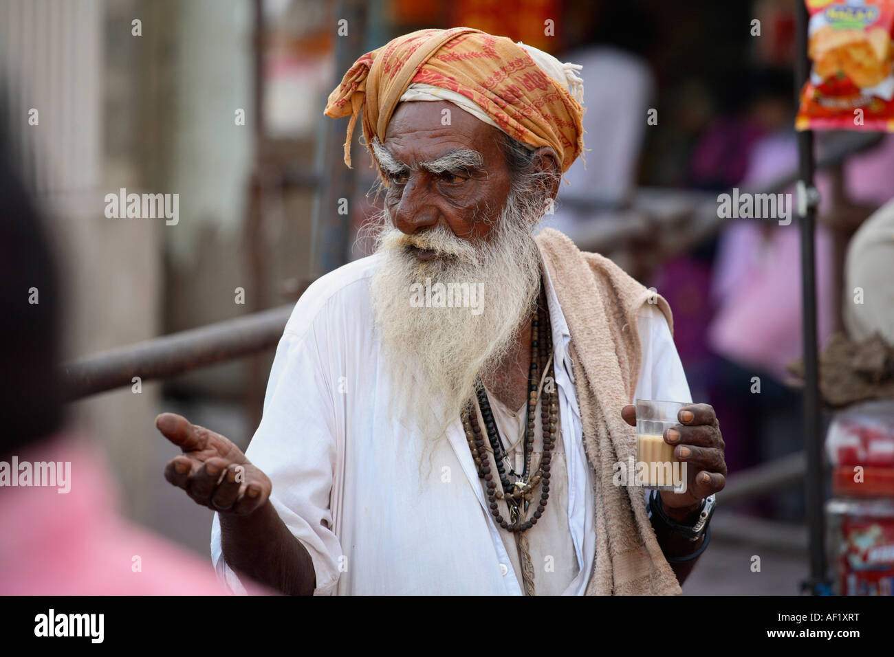 Beggar outside temple hi-res stock photography and images - Alamy