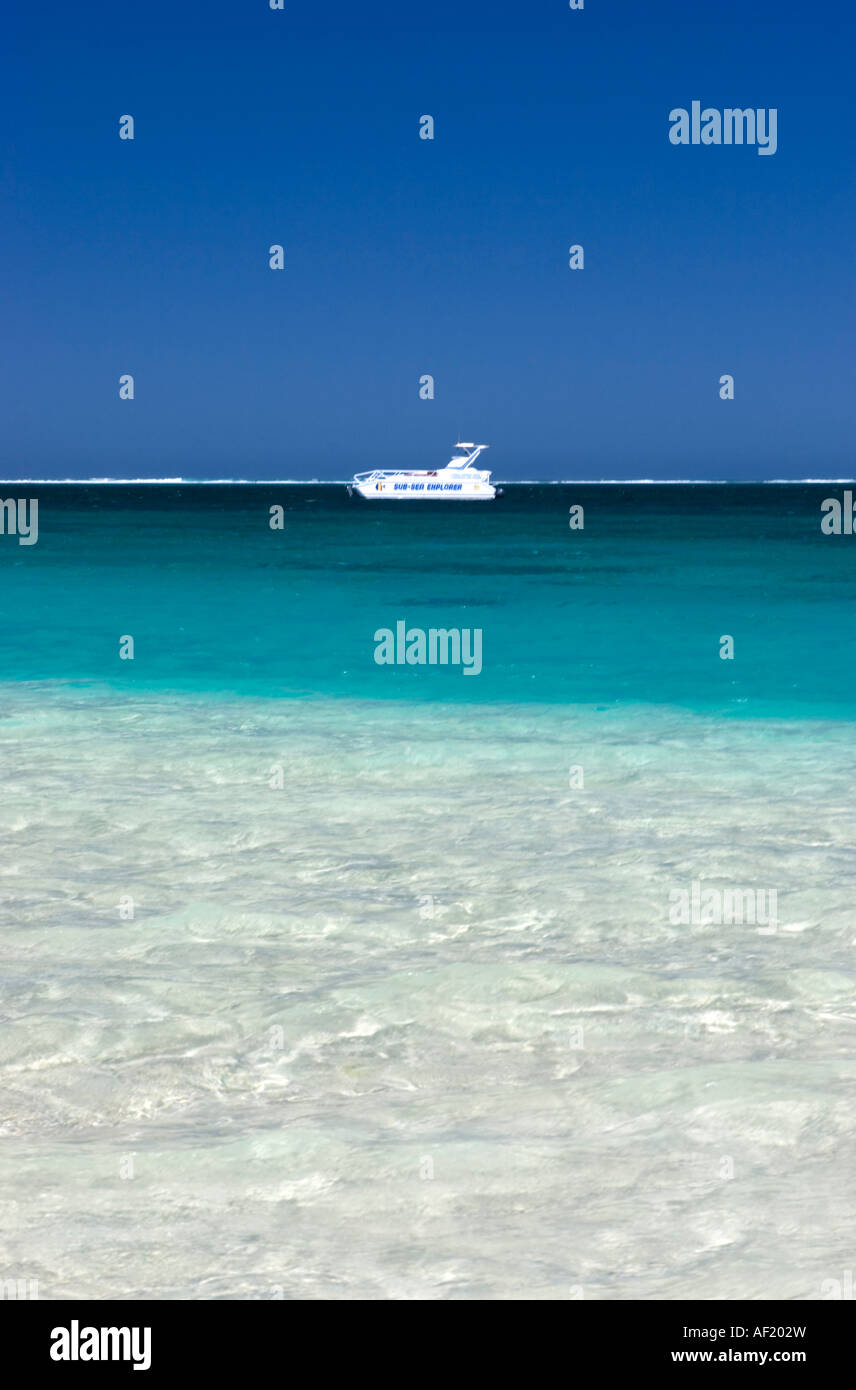 Boating off Coral Bay, Ningaloo Reef Marine Park, Western Australia ...