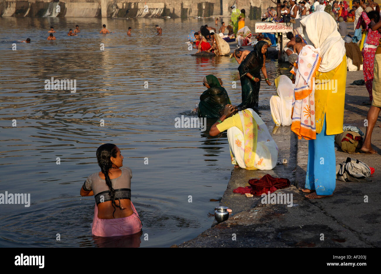 Females bathing hi-res stock photography and images - Alamy