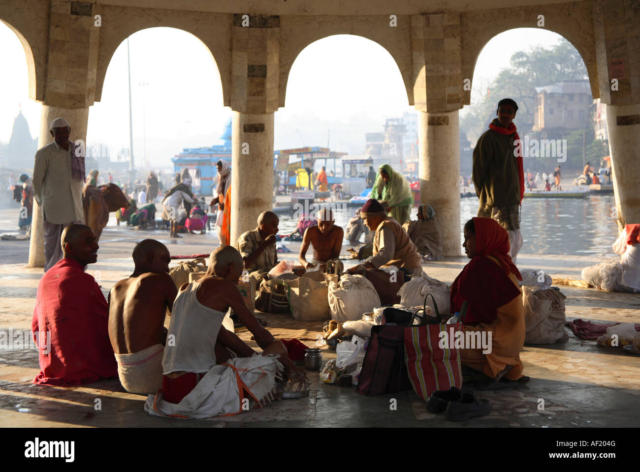 Indian Hindu family at Ramkund bathing tank, Nasik, Maharashtra, India ...