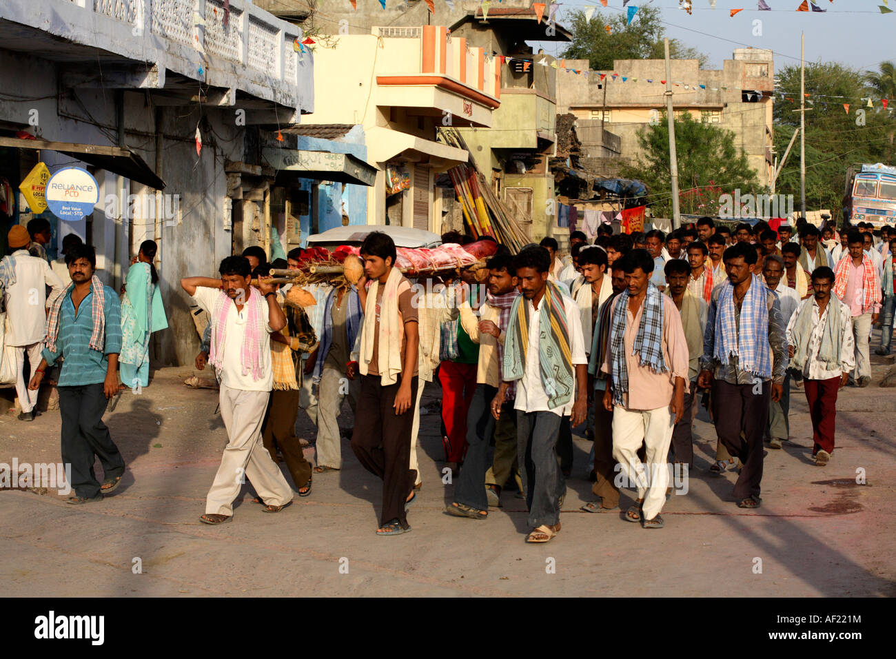 A funeral procession of Indian male mourners carrying dead corpse on ...