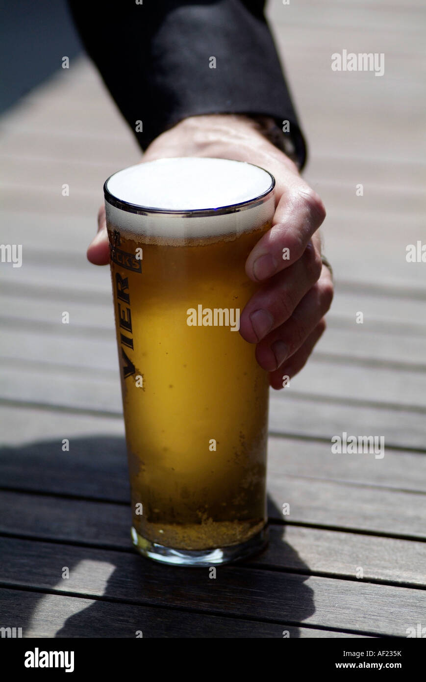 Foaming pint of beer hi-res stock photography and images - Alamy