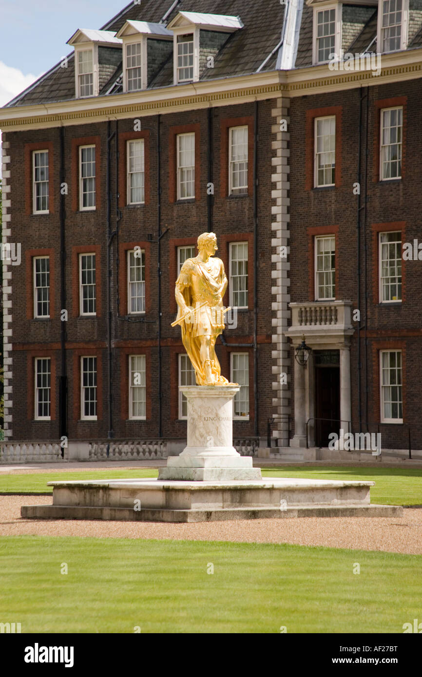Chelsea pensioner statue hi-res stock photography and images - Alamy