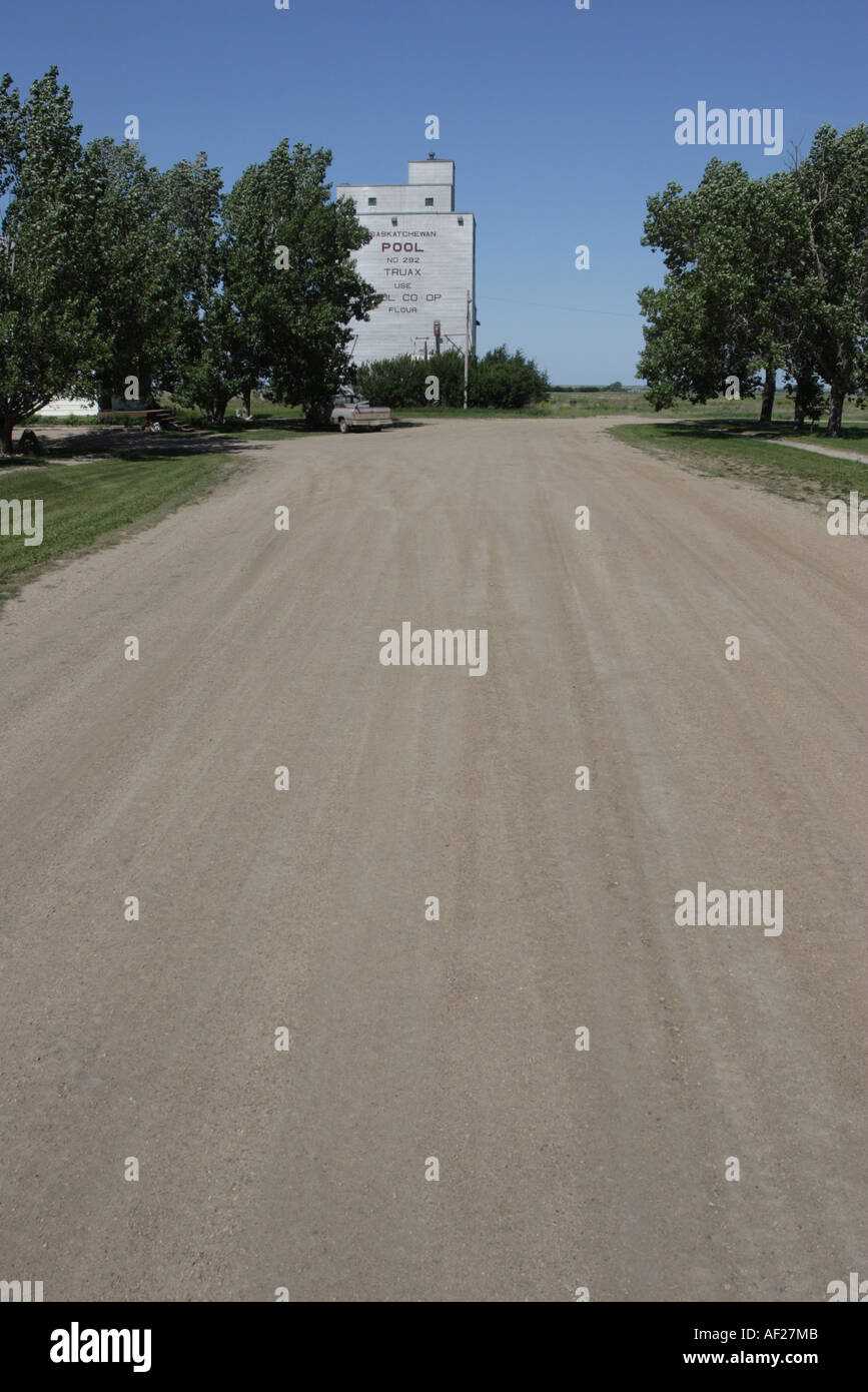 Saskatchewan pool grain elevator hi-res stock photography and images ...