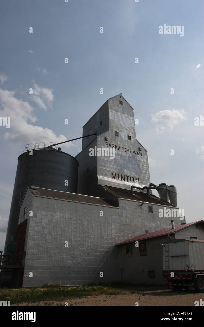 Grain elevator gravelbourg saskatchewan canada hi-res stock photography ...