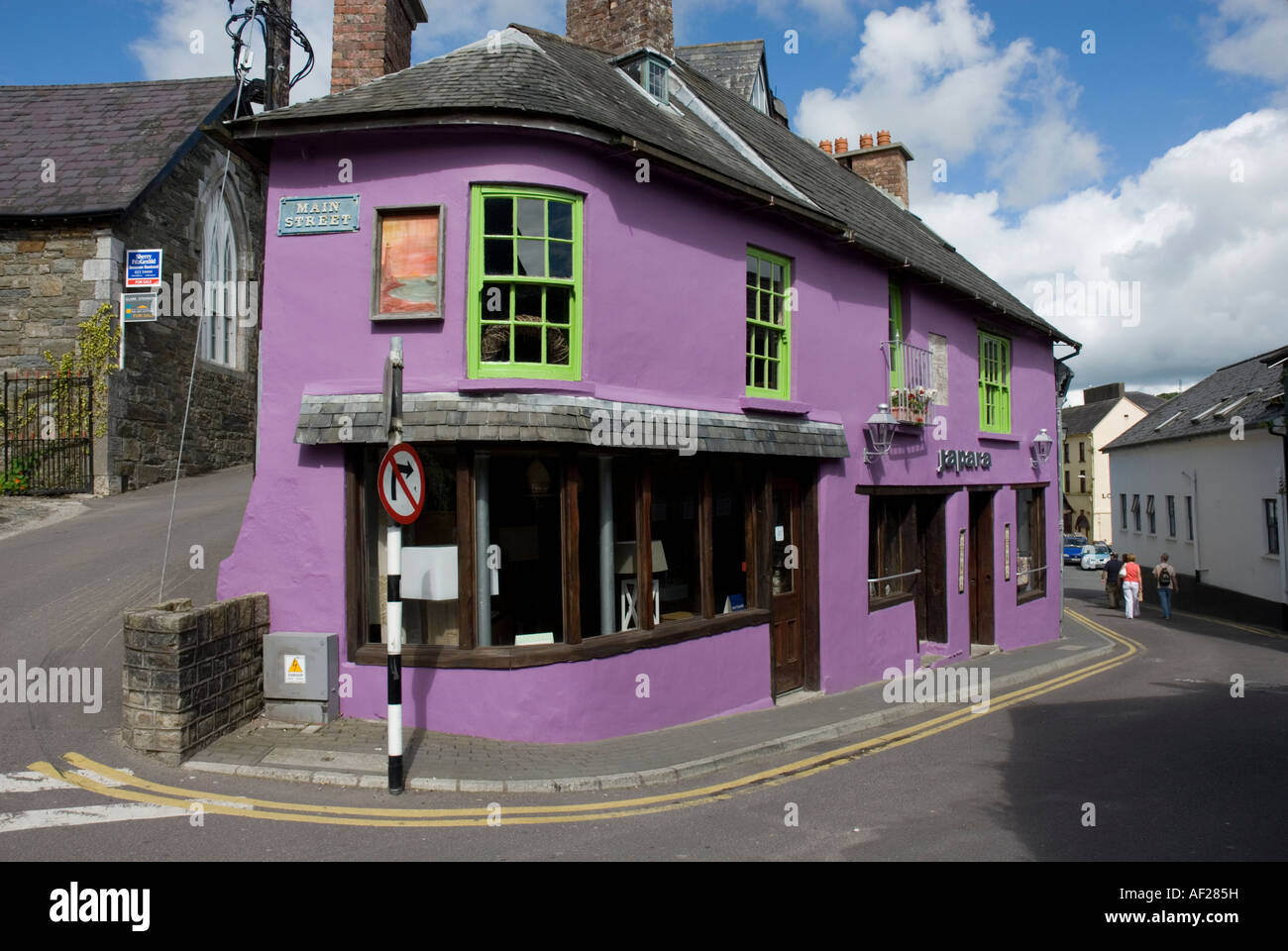 Purple pub hi-res stock photography and images - Alamy
