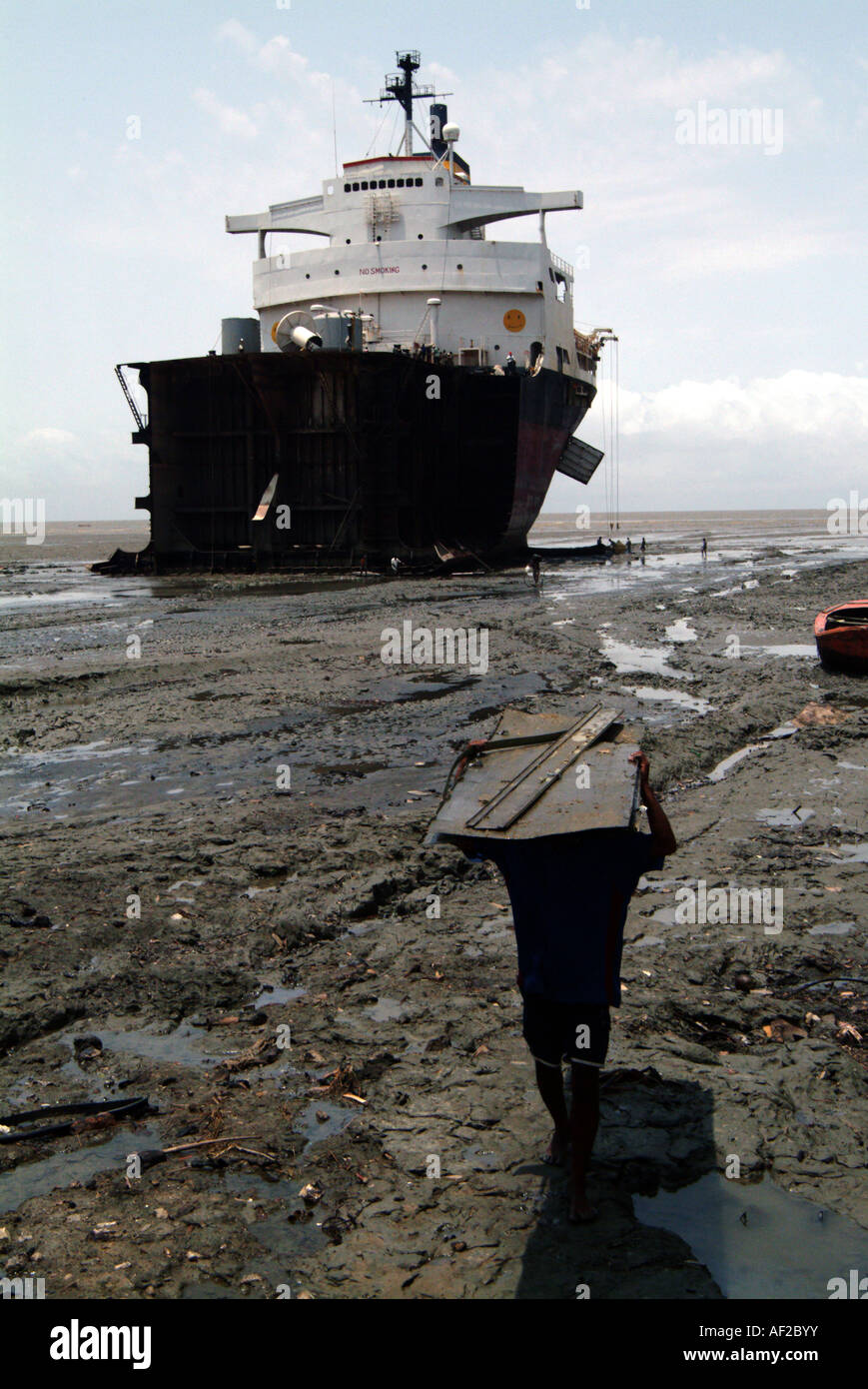 The Moshin ship breakers beach near Chittagong in Bangladesh Stock ...