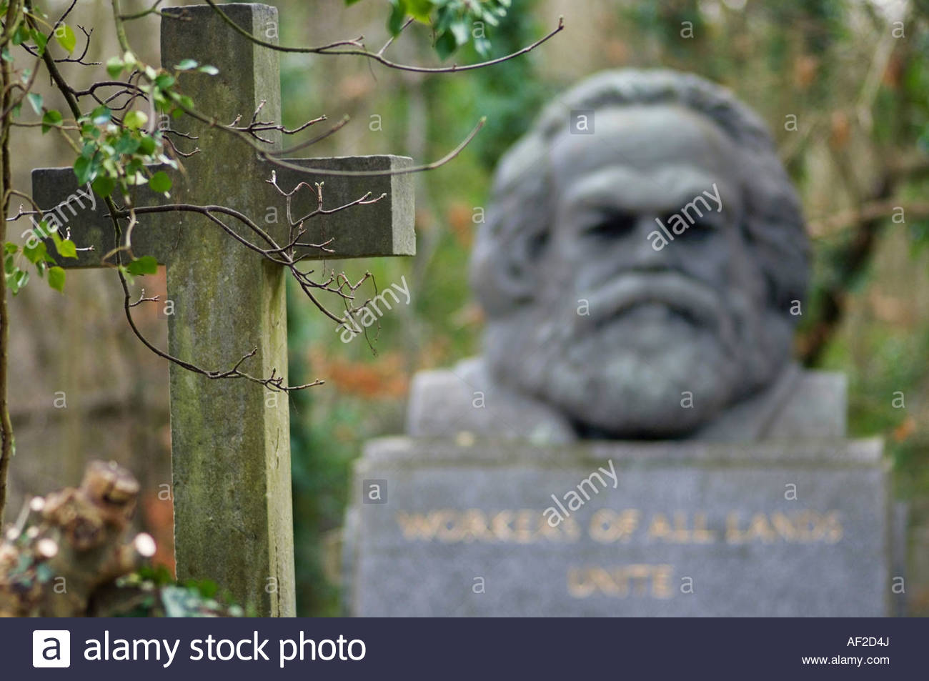 Karl Marx Tomb Highgate Cemetery Stock Photos & Karl Marx Tomb Highgate ...