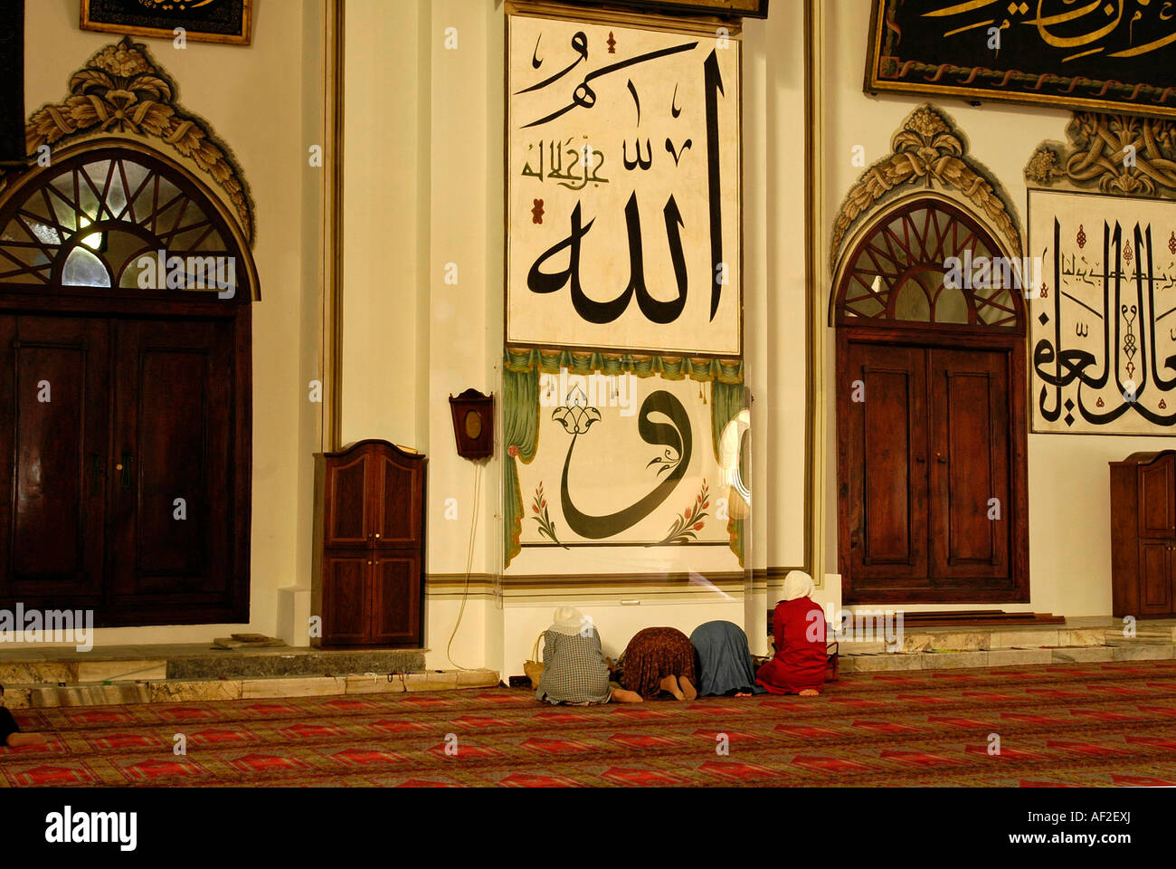 Muslim women praying namaz hi-res stock photography and images - Alamy