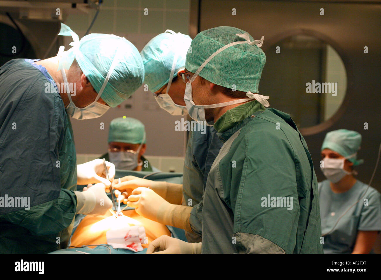 Theatre photo sister social stress surgeon working time theatre hi-res ...
