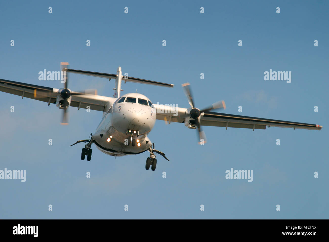Propeller flying aeroplane hi-res stock photography and images - Alamy