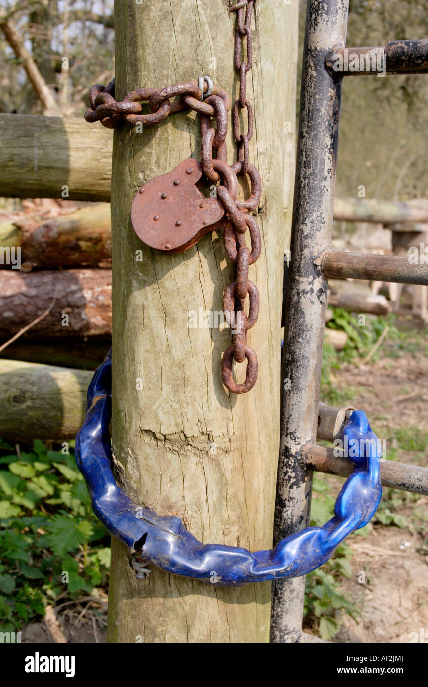 Locked gates chained shut closed hi-res stock photography and images ...