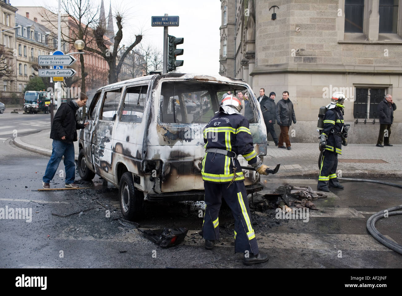 France riots cars hi-res stock photography and images - Alamy