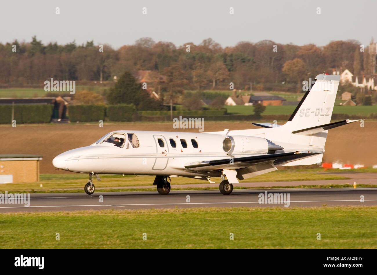 An executive jet landing at London Luton Stock Photo - Alamy