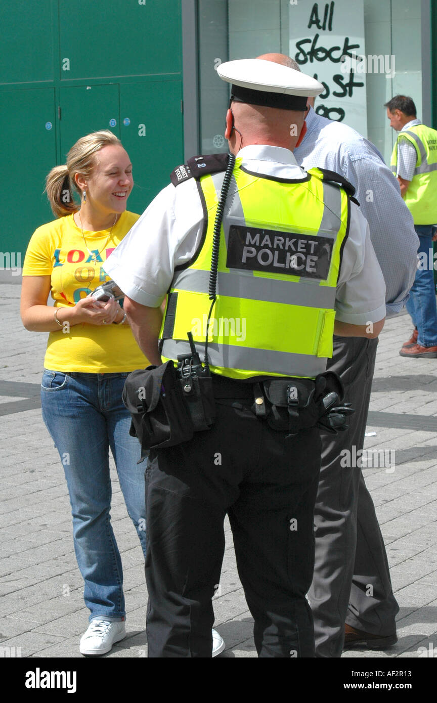 Female police officer helps hi-res stock photography and images - Alamy