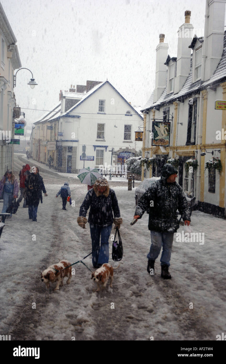 Snow covered Wadebridge on the Camel estuary, North Cornwall, England ...