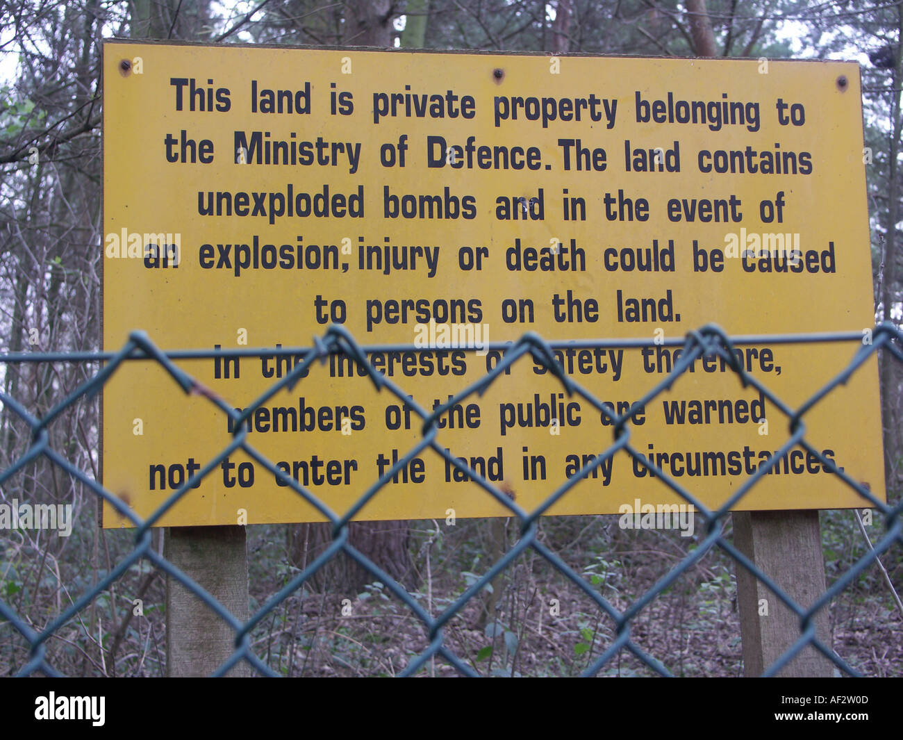 MOD Ministry of Defence warning sign Stock Photo - Alamy