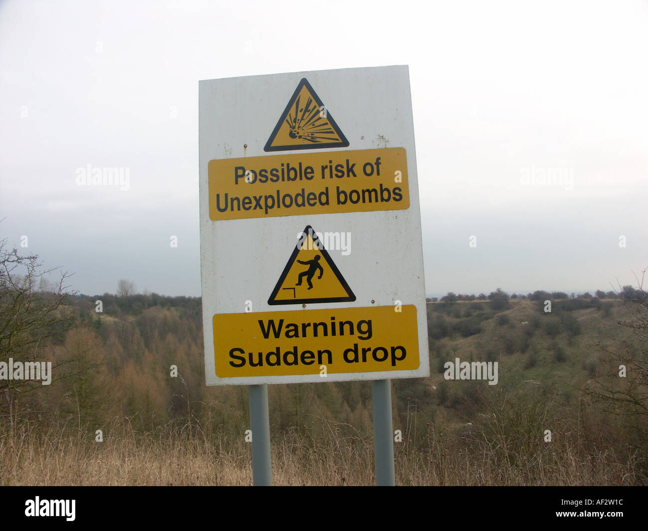 Sudden drop warning sign hi-res stock photography and images - Alamy