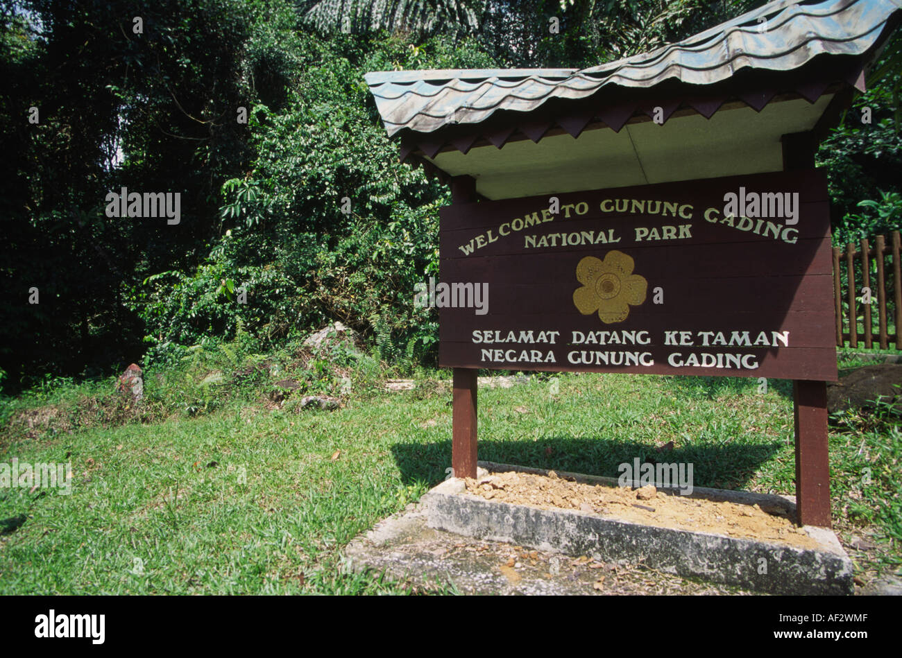 Sign saying "Welcome to Gunung Cading National Park Stock Photo - Alamy