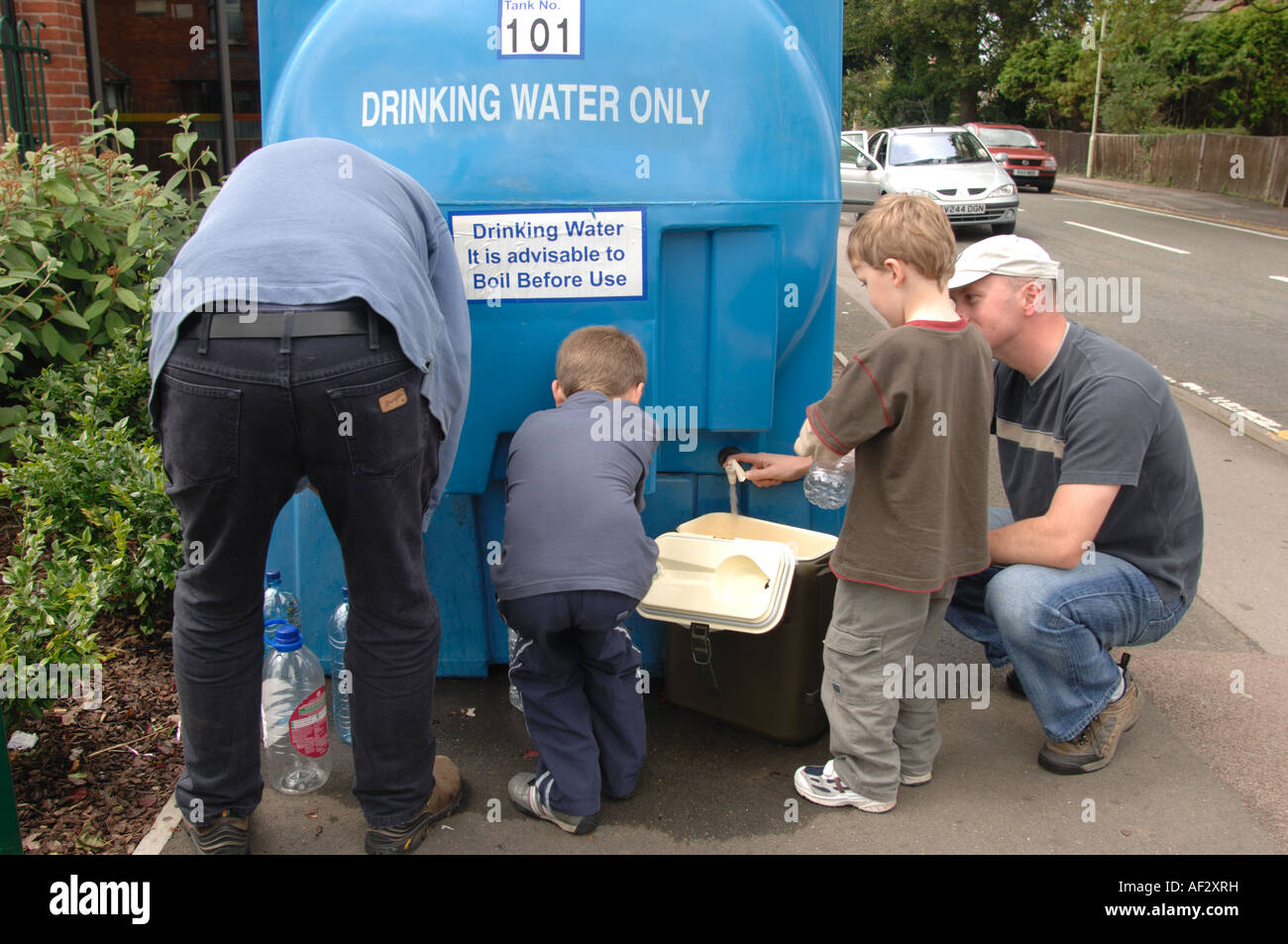 People collecting water from a bowser during the 2007 floods in ...
