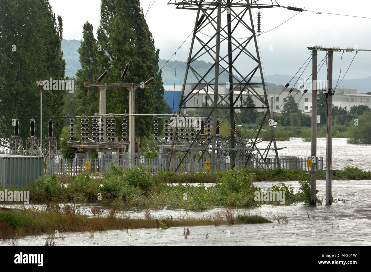 Castle Mead England saved from flooding by building sandbag walls ...