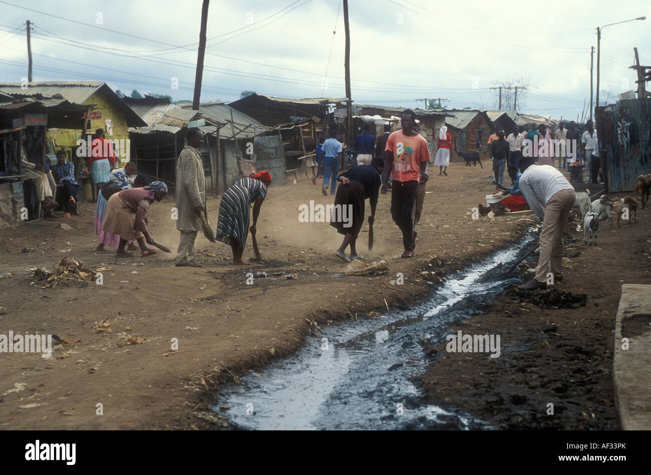 Cleaning up the road in Mathare Valley, Nairobi, Kenya Stock Photo - Alamy
