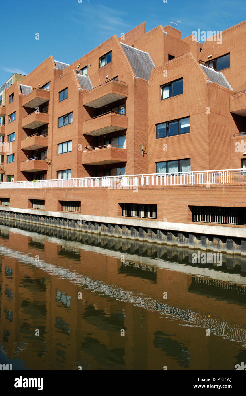 Modern red brick apartment buildings next to Kennet and Avon Canal ...