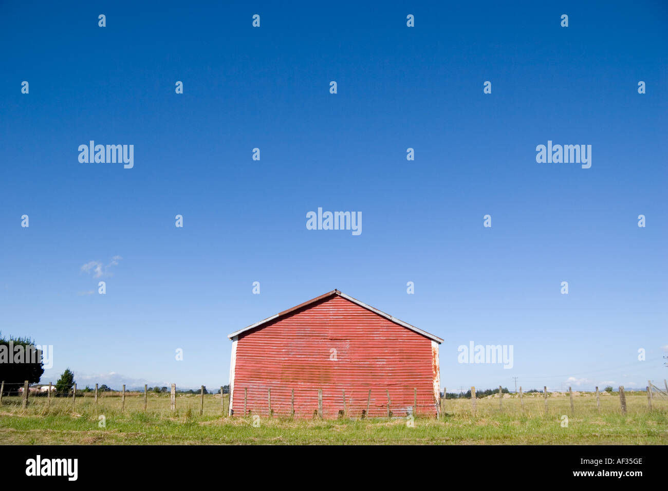 red barn with blue sky Stock Photo - Alamy