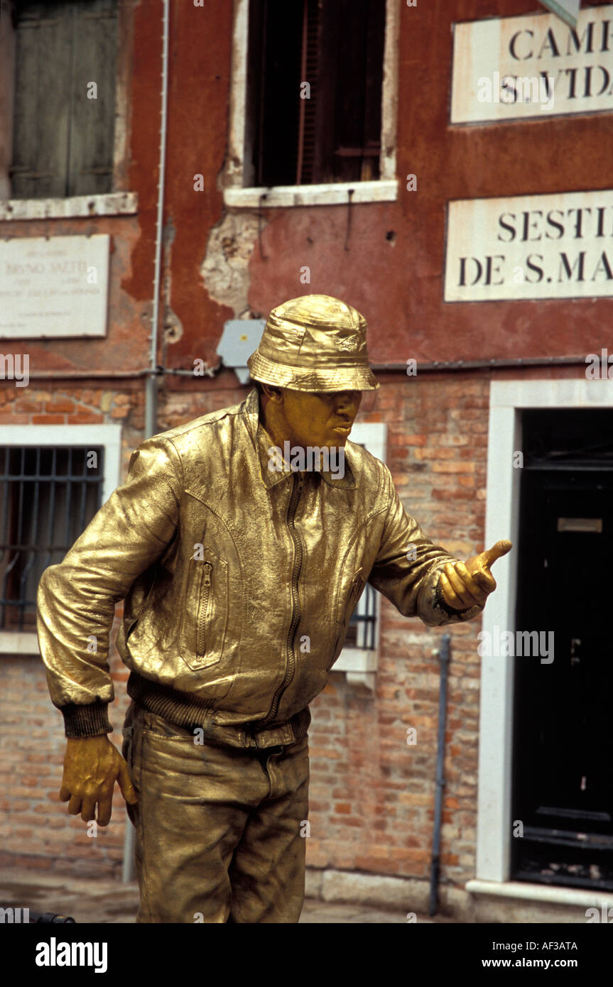 Living sculpture busker hi-res stock photography and images - Alamy