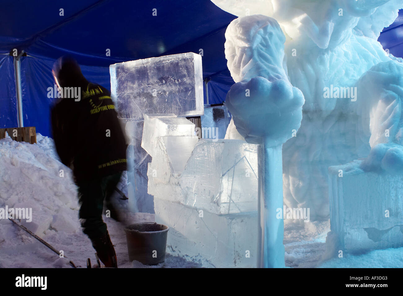 Ice sculptor woman hi-res stock photography and images - Alamy