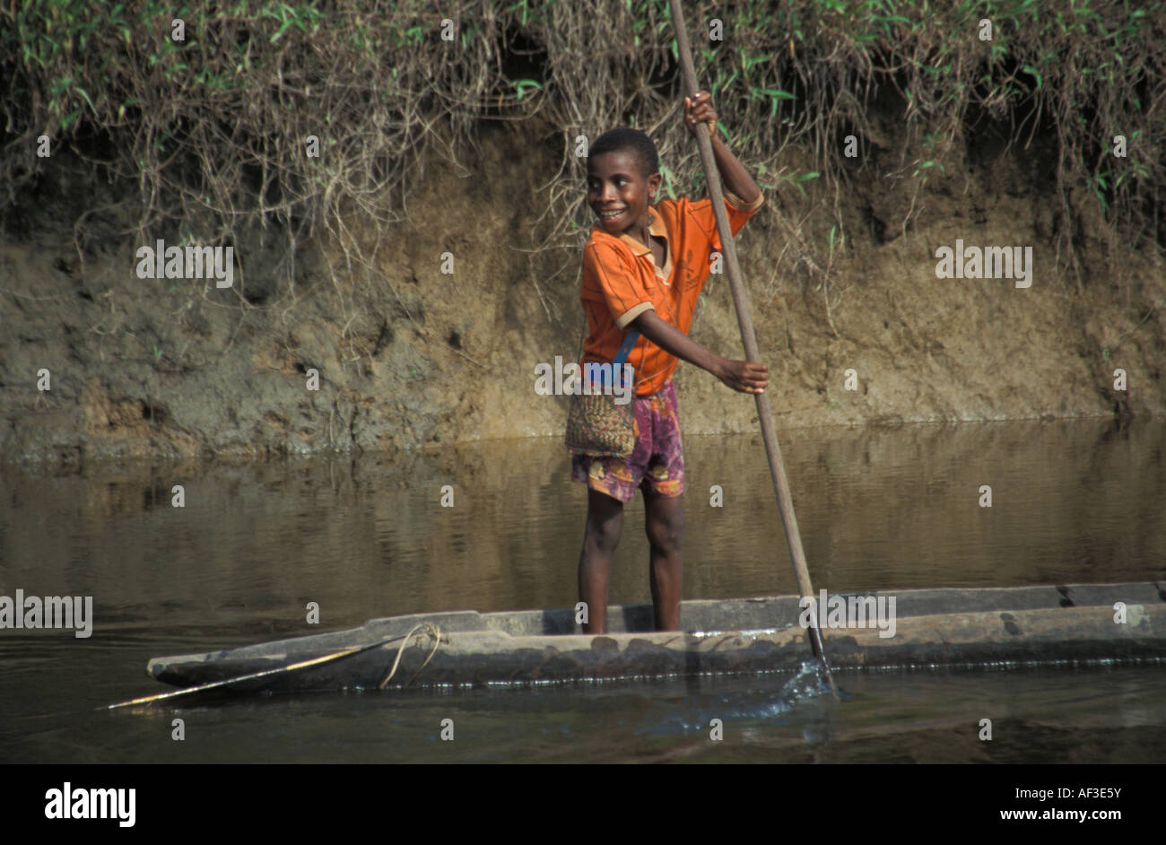 Papua new guinea sepik river canoe hi-res stock photography and images ...