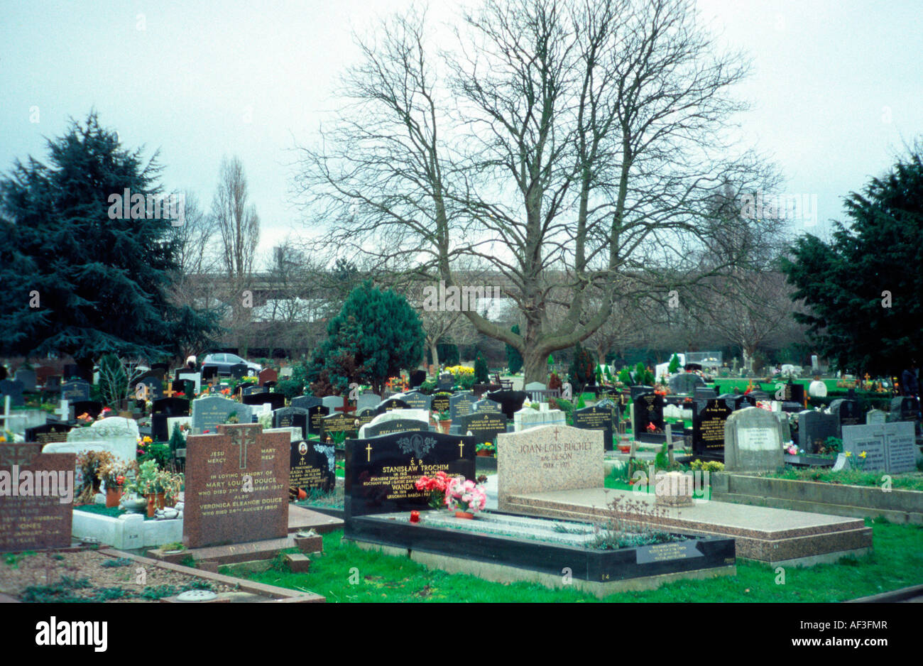 Gunnersbury cemetery hi-res stock photography and images - Alamy