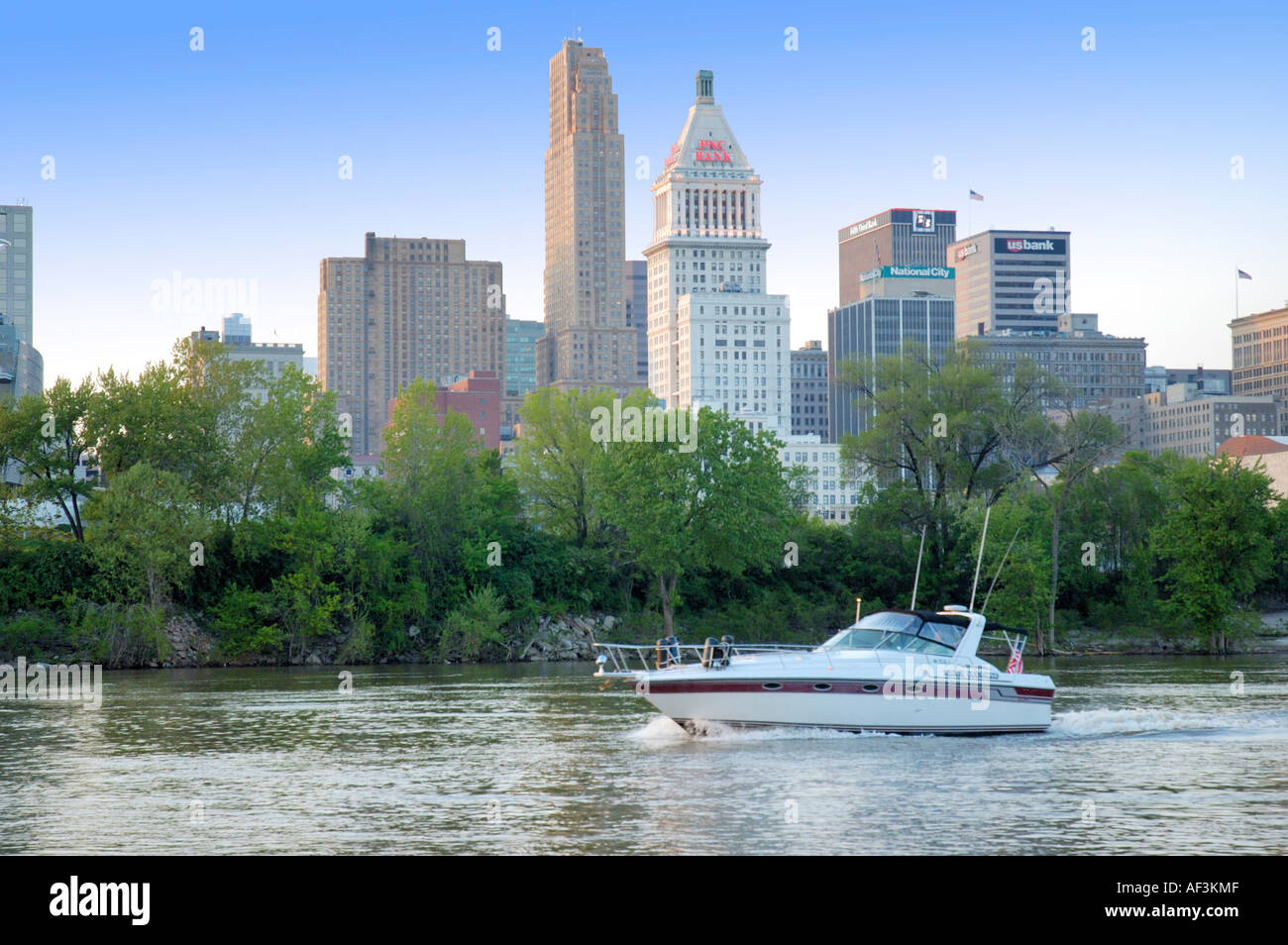 Skyline of Cincinnati Ohio USA with a boat moving by on Ohio River in ...