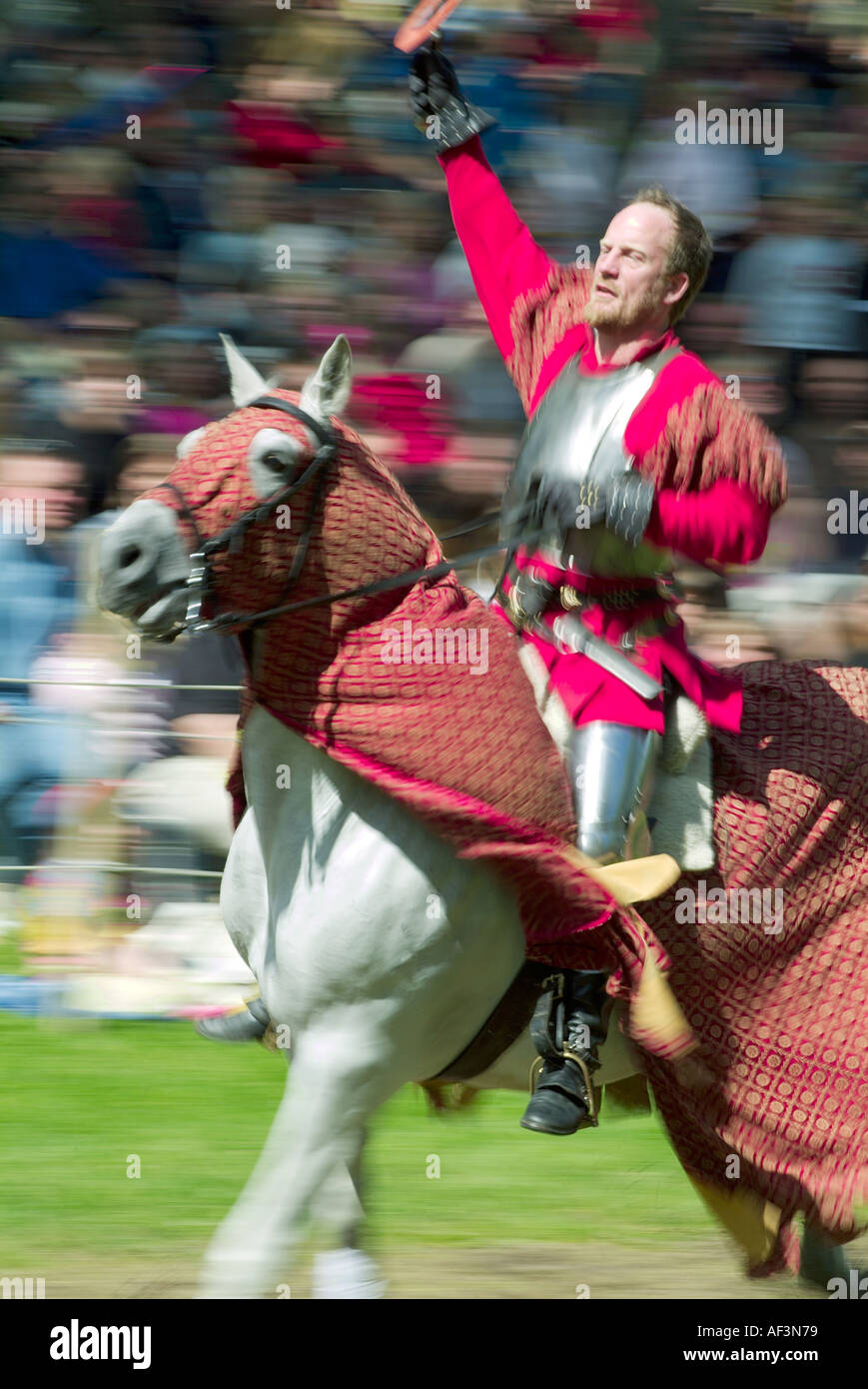 Knight riding horse hi-res stock photography and images - Alamy