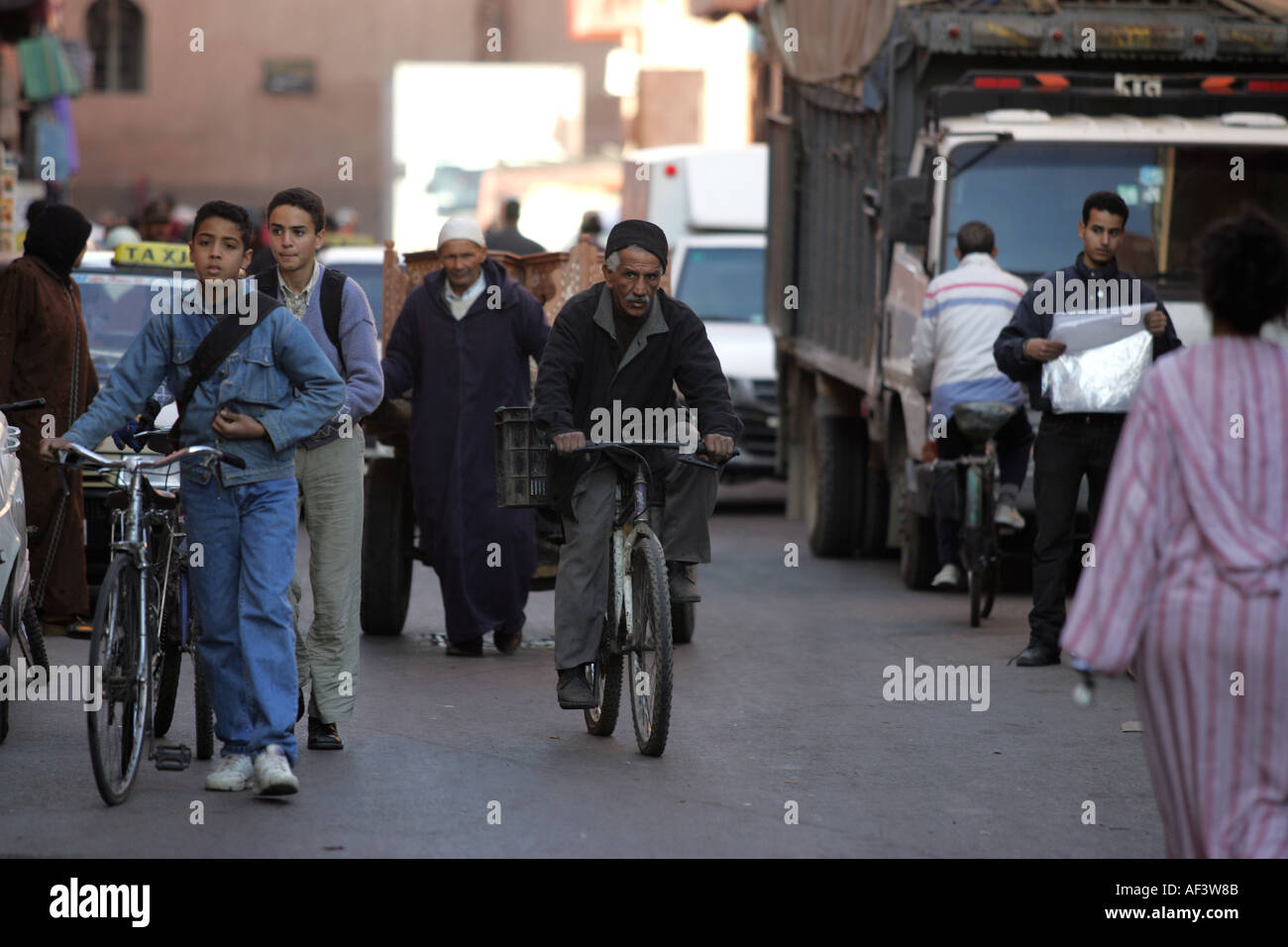Back street marrakech hi-res stock photography and images - Alamy